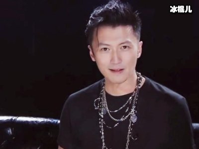 Lucas教弟弟游泳画面温馨，身材颜值酷似谢霆锋！ - 明星 - 冰棍儿网